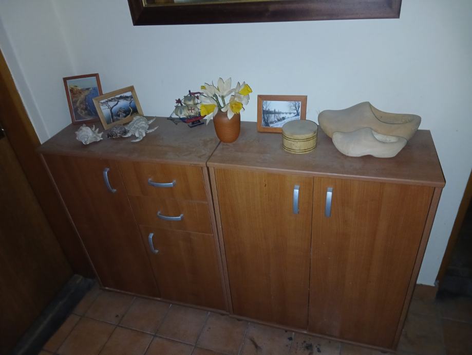 Regal, pisaći stol, garnitura za predsoblje,ormarić, vješalica,kauč