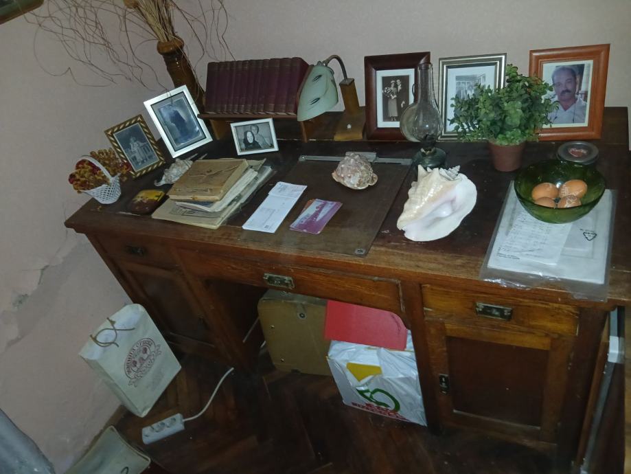 Regal, pisaći stol, garnitura za predsoblje,ormarić, vješalica,kauč