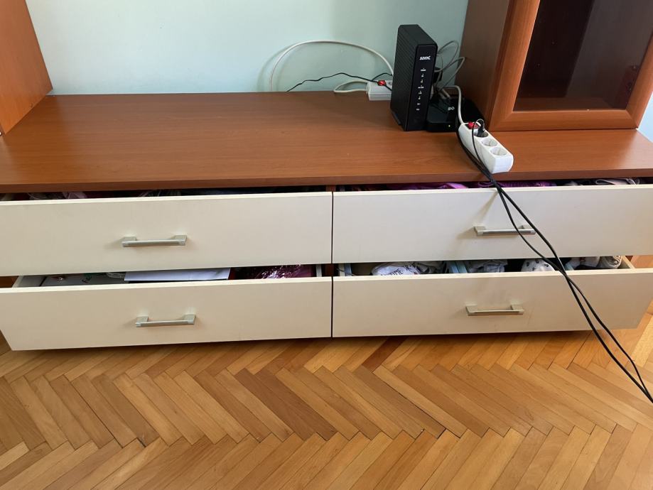 Regal/vitrina/ormar za tv set