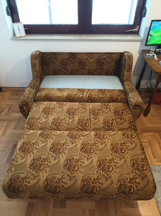 Retro kauč dvosjed na razvlačenje 155x100cm