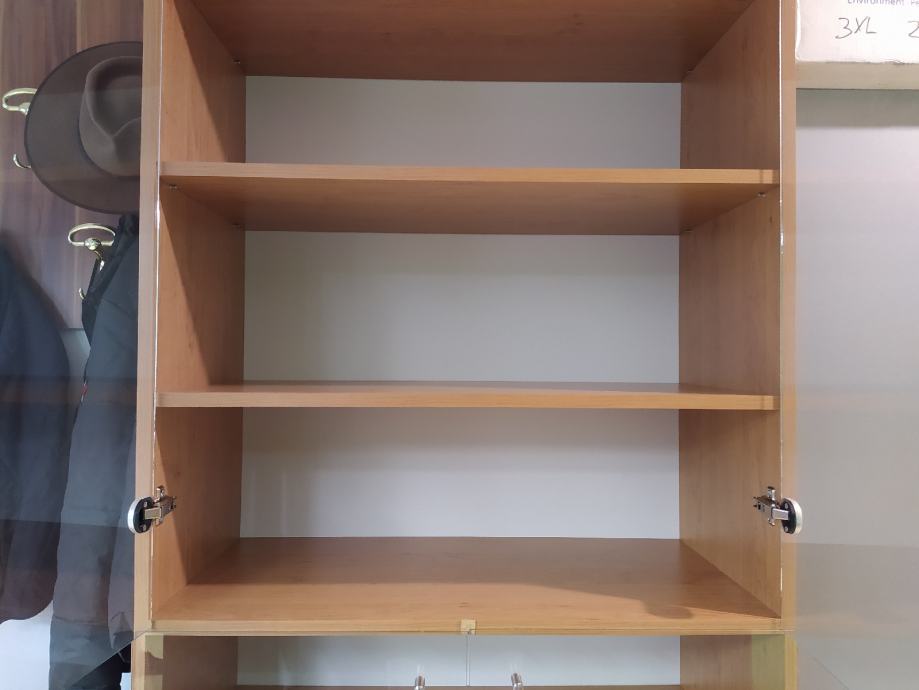 Stakleni ormar/vitrina