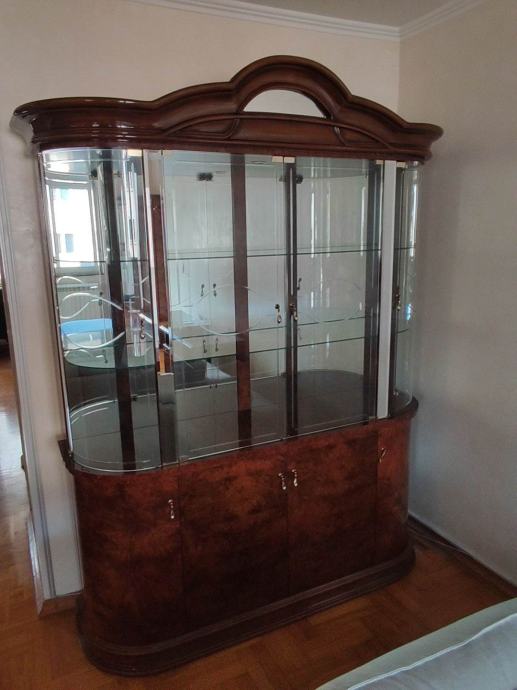 Stakleno drvena vitrina