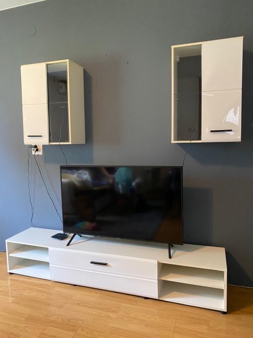 Tv komoda i viseci ormarici