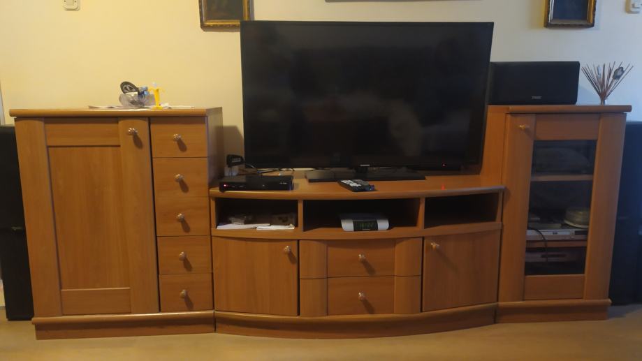 TV ORMARIĆ S KOMODOM