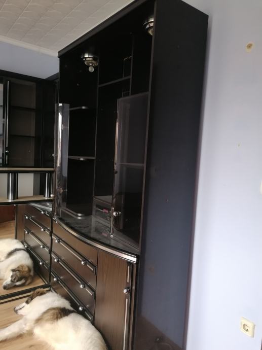 TV stolić, vitrina (ormar) i bar sa šankom