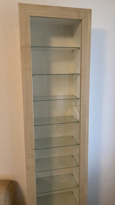 Zidna vitrina Ikea Bertby samo 15 eura!