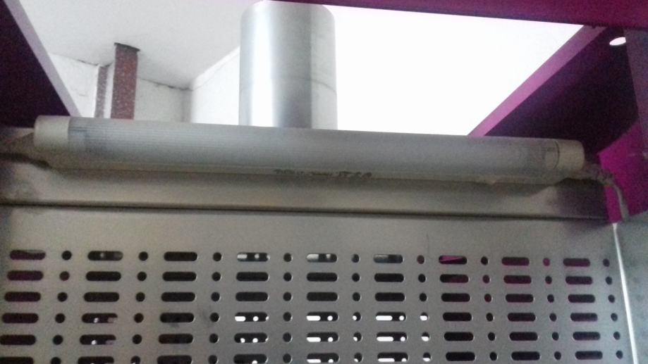 Izložbeni stalak u obliku velike baterije