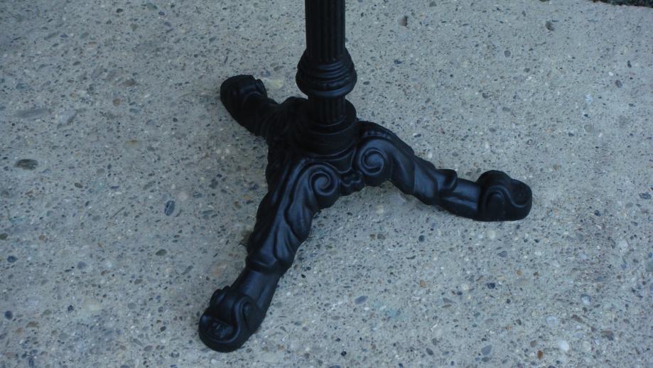 stolovi sa baroknim postoljem