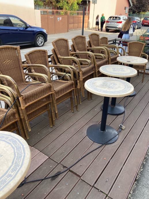 Stolovi za kafic hitno