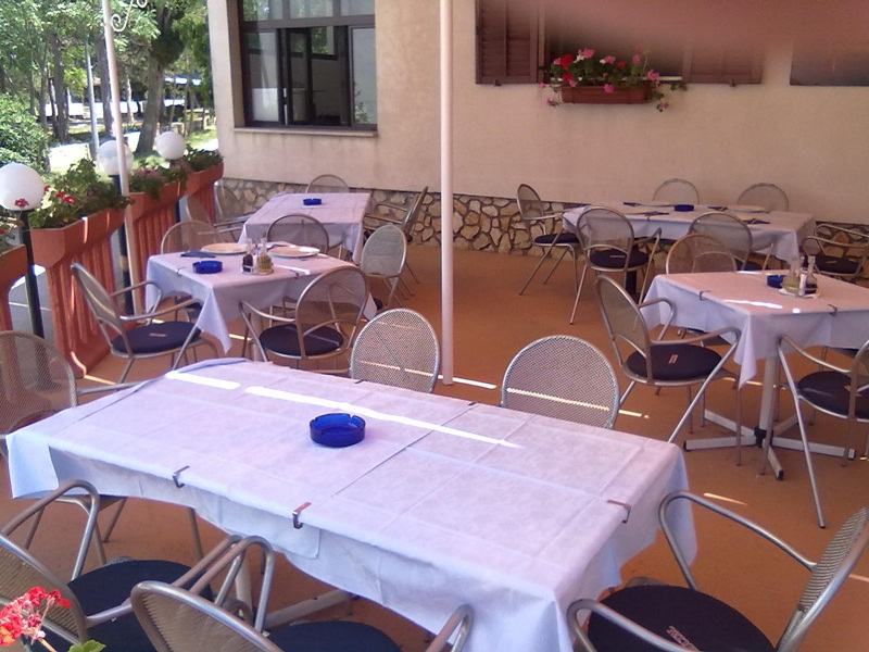 STOLOVI I STOLICE ZA TERASU