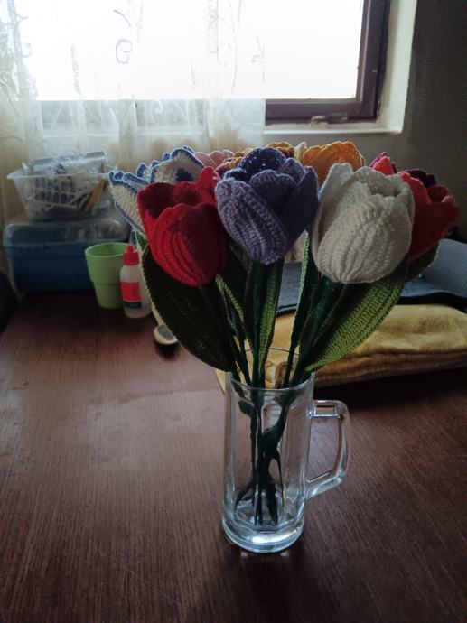 Heklani tulipani raznih boja