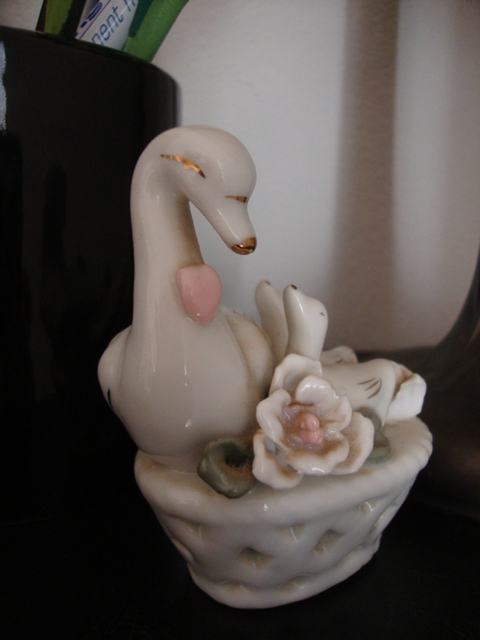 Porculanska figura - labud