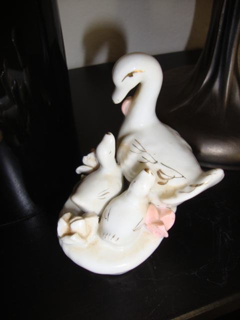 Porculanska figura - labud