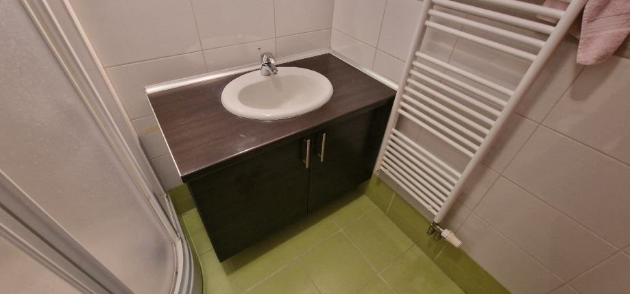 Prodajem kupaonski ormaric s umivaonikom