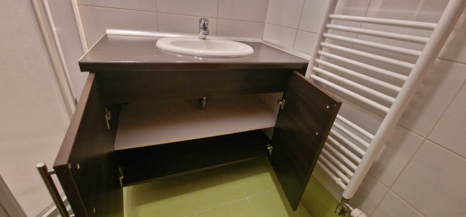 Prodajem kupaonski ormaric s umivaonikom