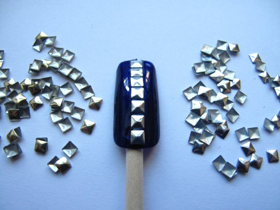 NOVO zakovice za nokte 10kn!