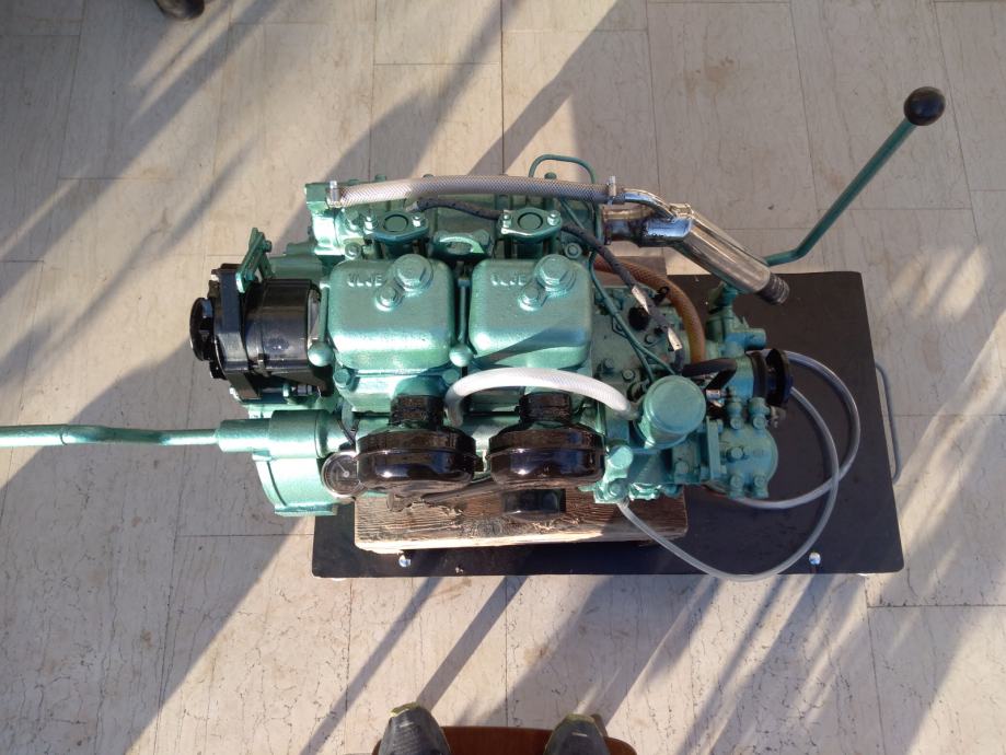 Torpedo brodski motor 18/24 0 sati rada generalno sređen sve ispravno