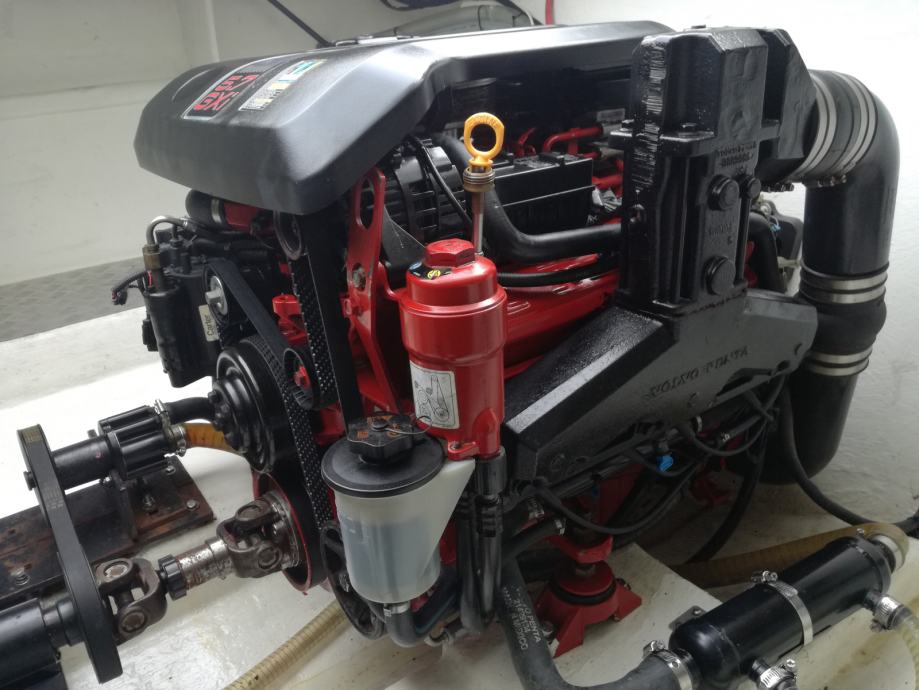 Volvo Penta 5.7GXi (320-hp)