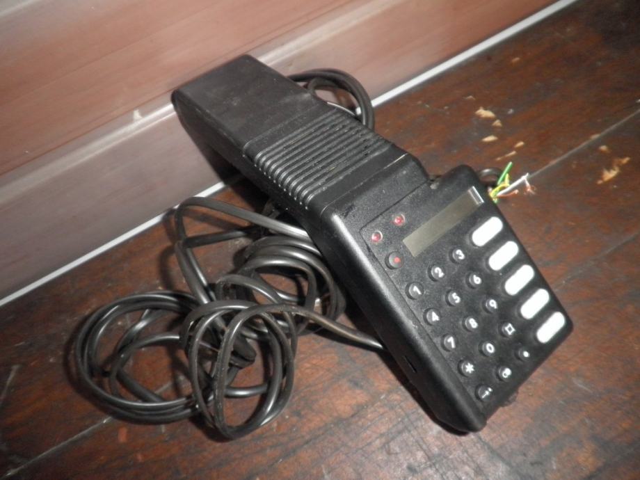 AUTOTELEFON STARI , JEDNA OD PRVIH VERZIJA TELEFONA U AUTU