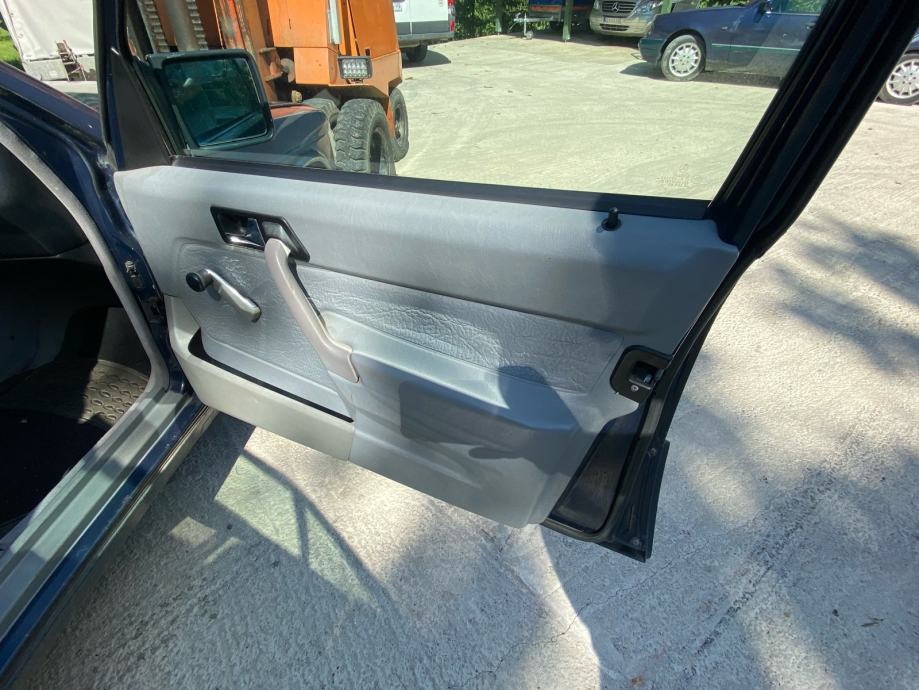 Mercedes w201 190 unutrasnjost (sjedala i tapecirunzi)