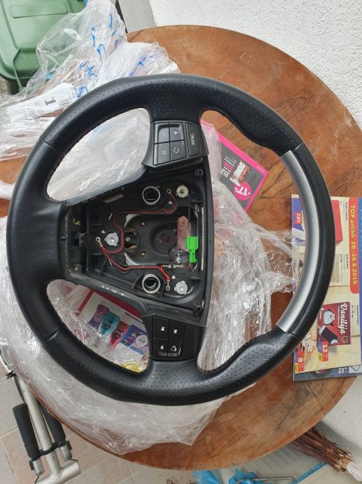 Prodajem volan za Volvo c30 s40 v50 c70