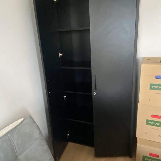 2 ormara s policama za pohranu dokumenata