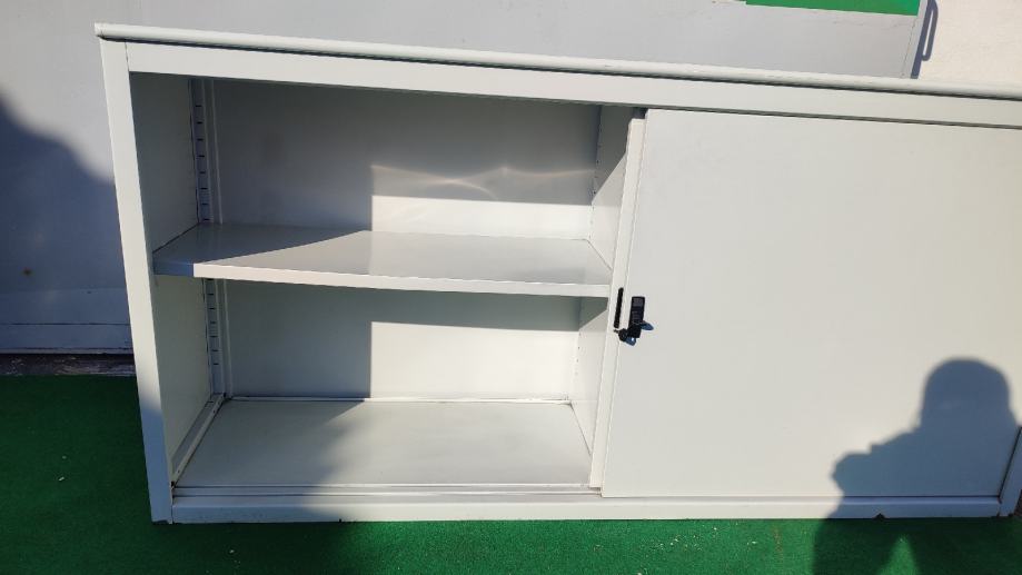 limeni ormar sa kliznim vratima dim 180×90×45 u dobrom stanju