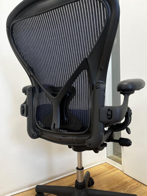 Refurbished Herman Miller Aeron Posturefit - Plava uredska stolica