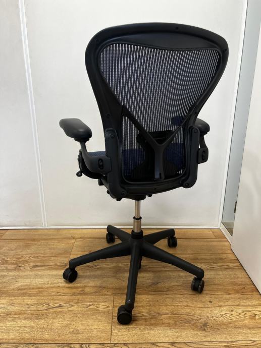 Refurbished Herman Miller Aeron Posturefit - Plava uredska stolica