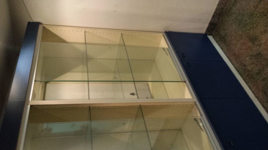 Ormar stakleni sa kljucem-hitno-