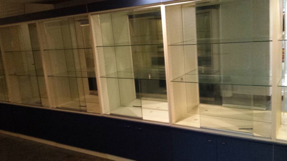 Ormar stakleni sa kljucem-hitno-