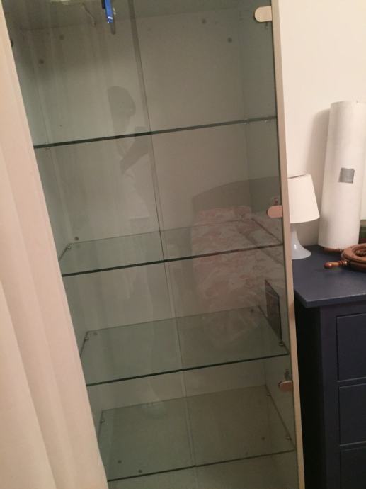 Prodajem stakleni ormar povoljno!