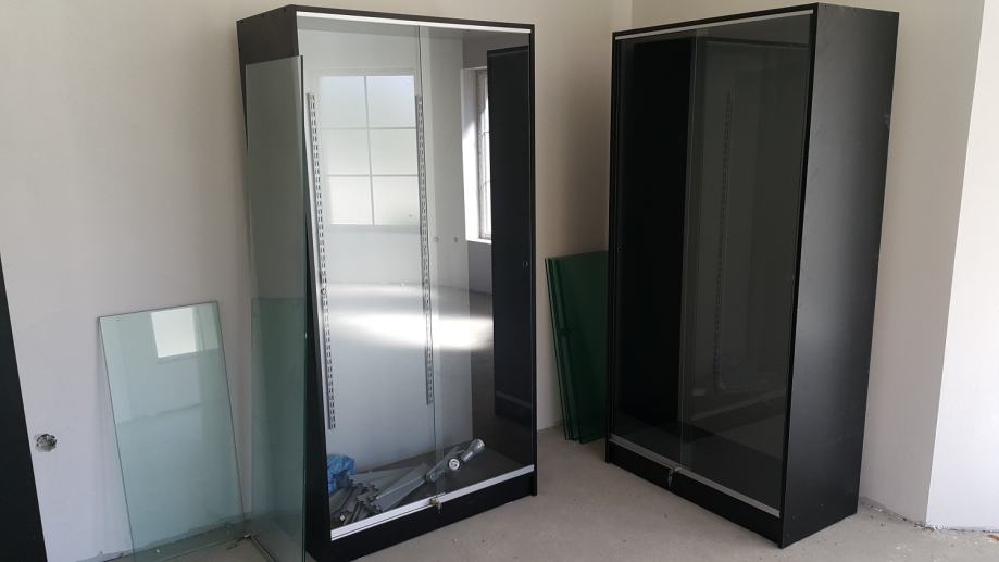 Prodajem tri potpuno nova i jedan korišten stakleni ormar