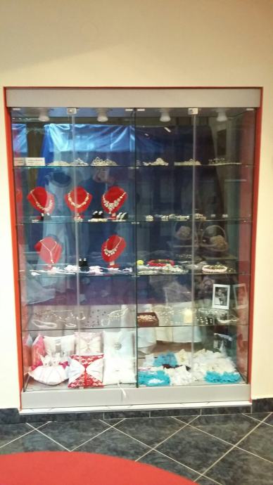 stakleni ormar sa rasvjetom i kljucevima