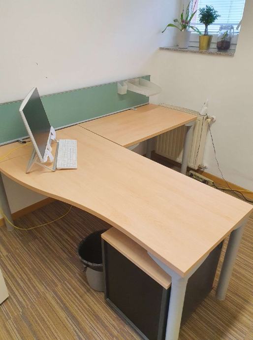 Kutni radni stol s panelom