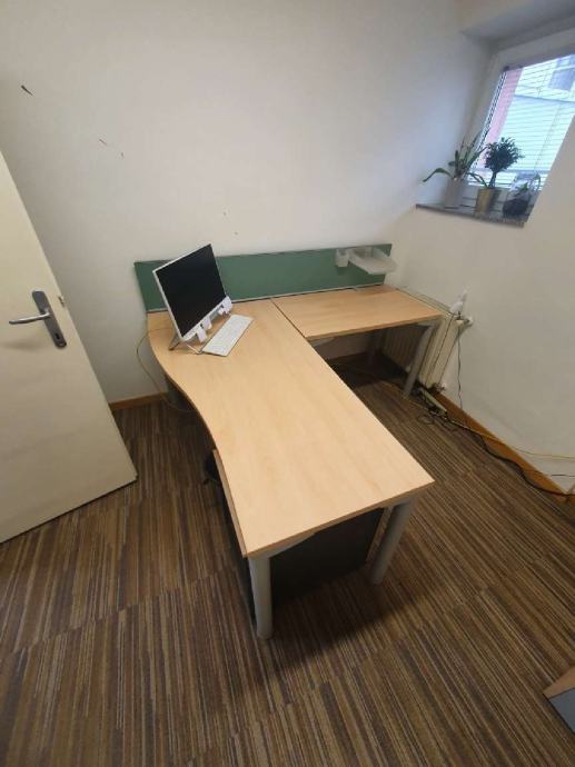 Kutni radni stol s panelom