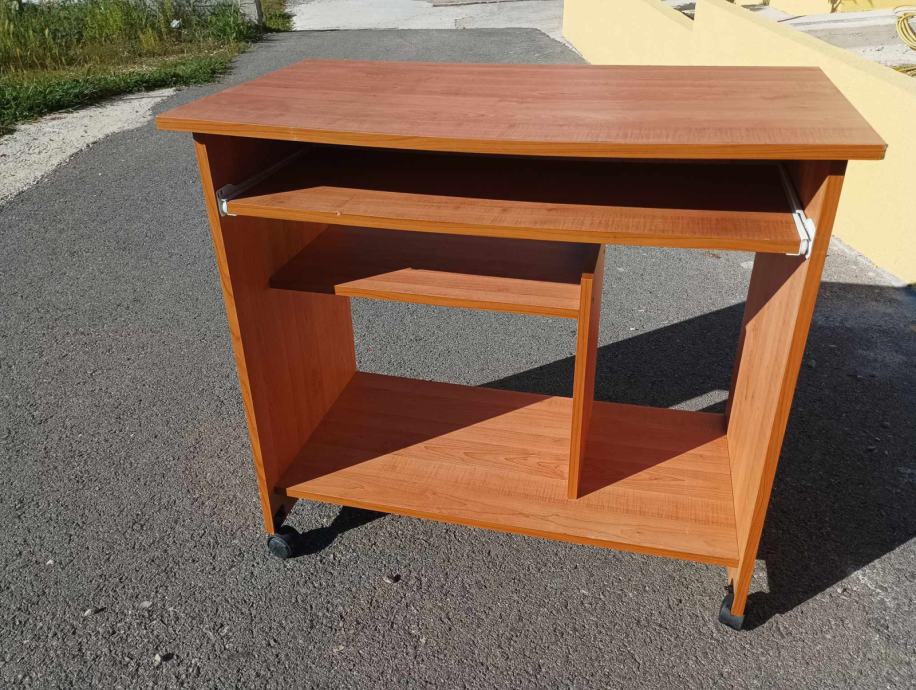 Prodajem stol za kompjuter / uredski stol