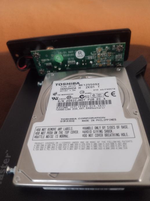 USB kućište, u paketu sa hard diskom, kao novo