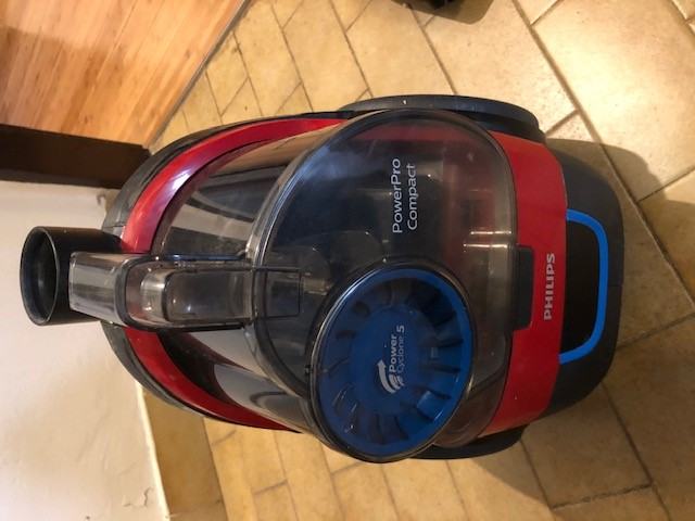 gotovo nov i nekorišten usisavač Philips PowerPro Compact Cyclone 5