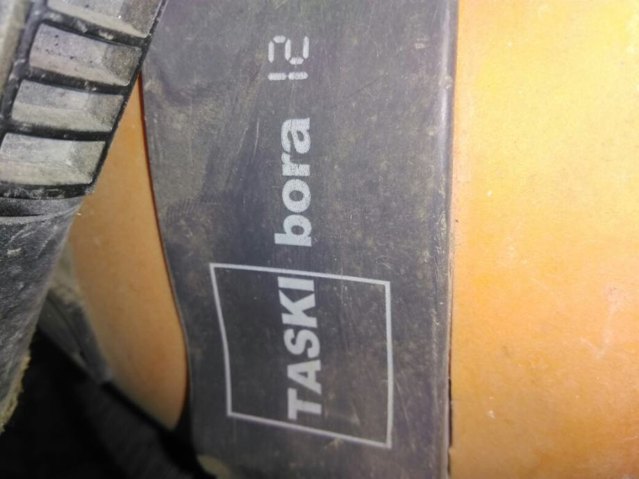 Taski bora 12 usisavač