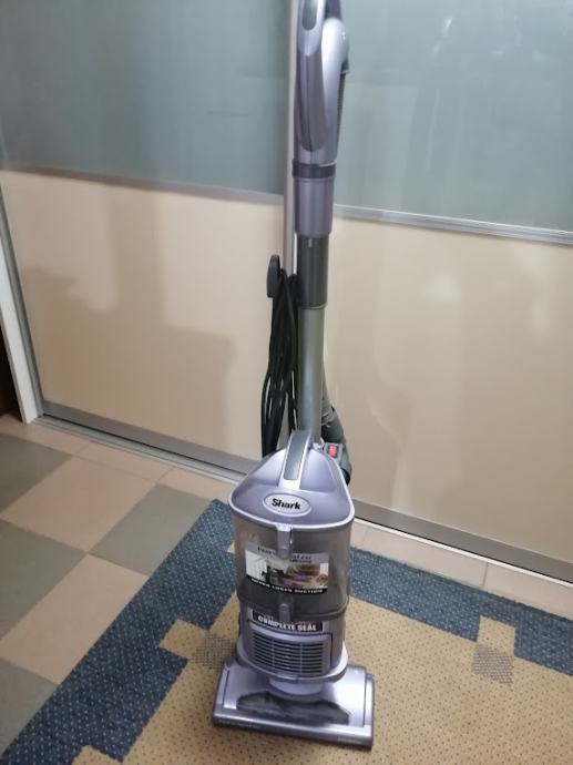 USISAVAČ(SHARK NAVIGATOR) SA ROTIRAJUĆOM ČETKOM ZA DLAKE