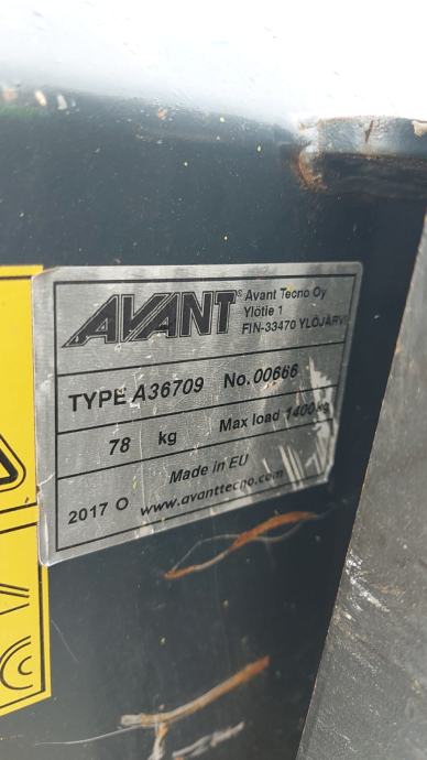 PRODANO Utovarivač Avant 520, 235 radnih sati, 2018 god
