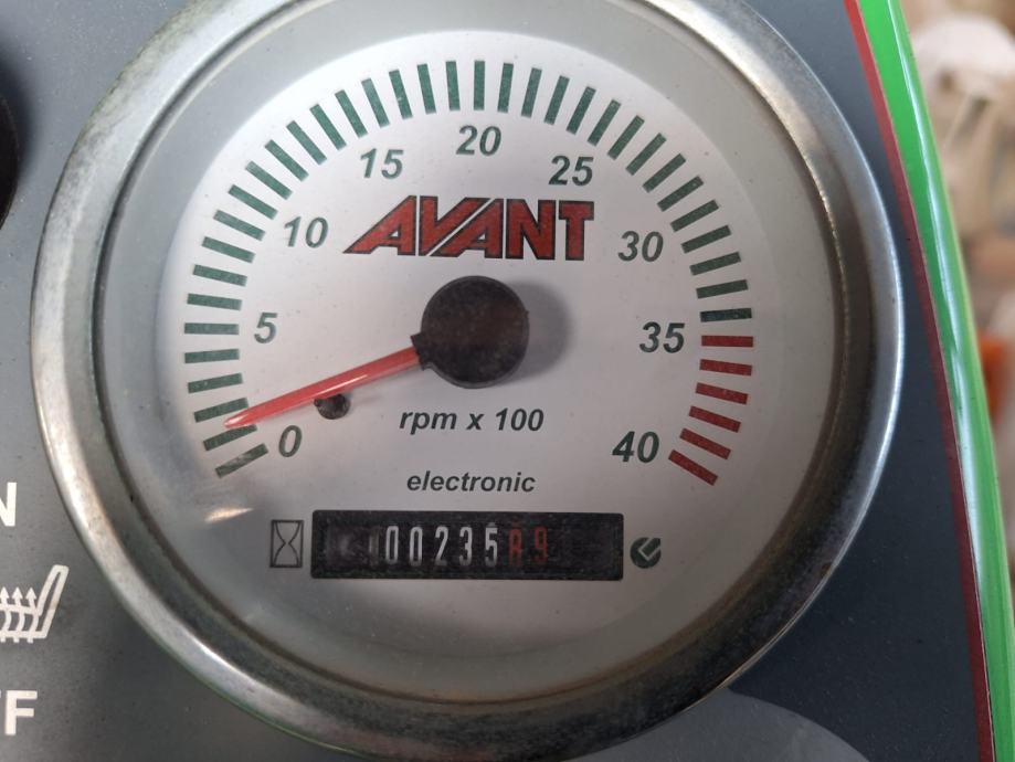 PRODANO Utovarivač Avant 520, 235 radnih sati, 2018 god