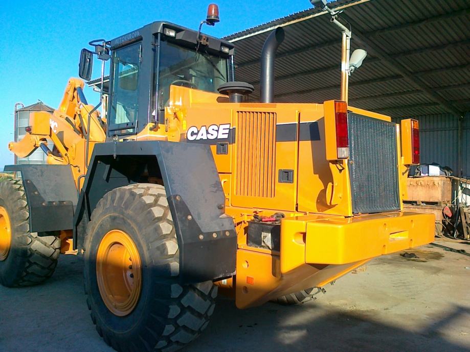 Utovarivač CASE 821 C