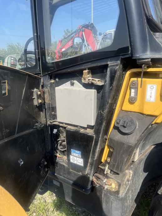 Utovarivač Teleskopski Caterpillar TH 330B