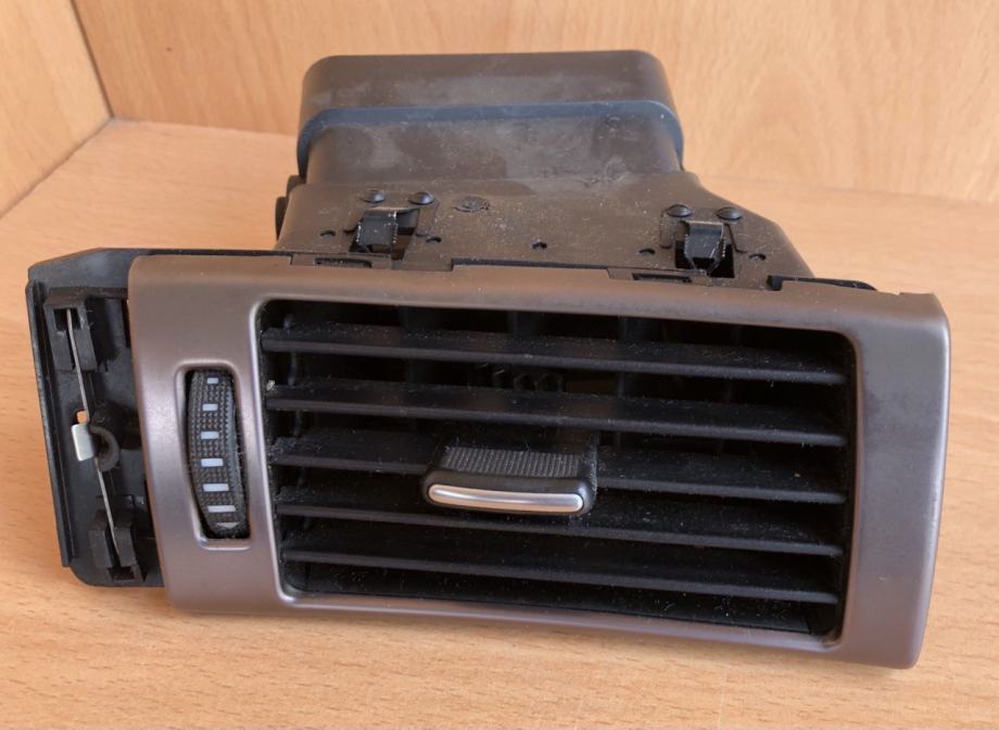 4B1820902 - OTVOR ZA ZRAK NA UPRAVLJAČKOJ PLOČI DESNA SUVOZAČEVA STRAN