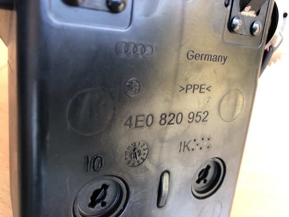 4E0820952 - PREDNJA KONTROLNA PLOČA SREDIŠNJA ZRAČNA REŠETKA AUDI A8