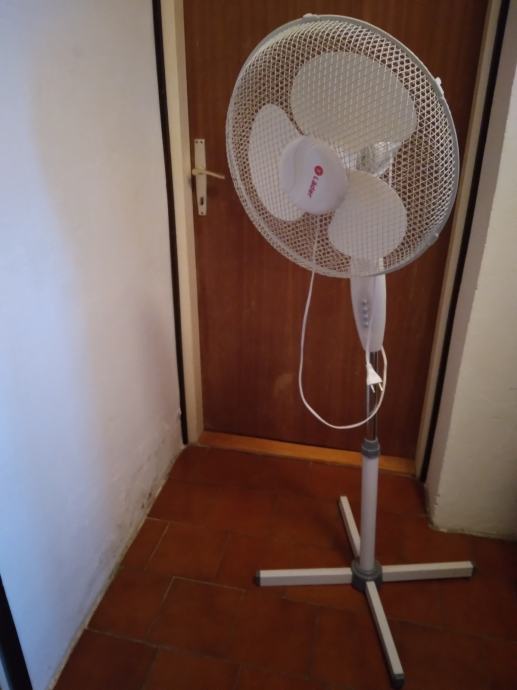 Ventilator stojeci