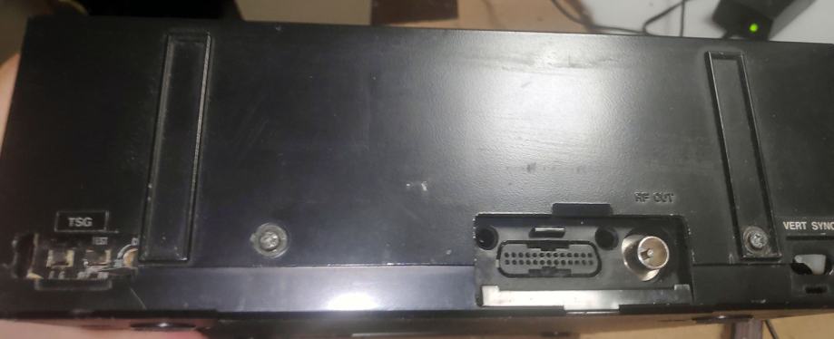 Retro prijenosni VHS videorekorder Hitachi VT-7E za dijelove portable