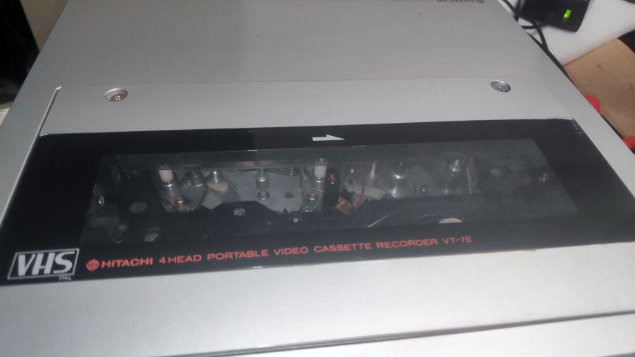Retro prijenosni VHS videorekorder Hitachi VT-7E za dijelove portable